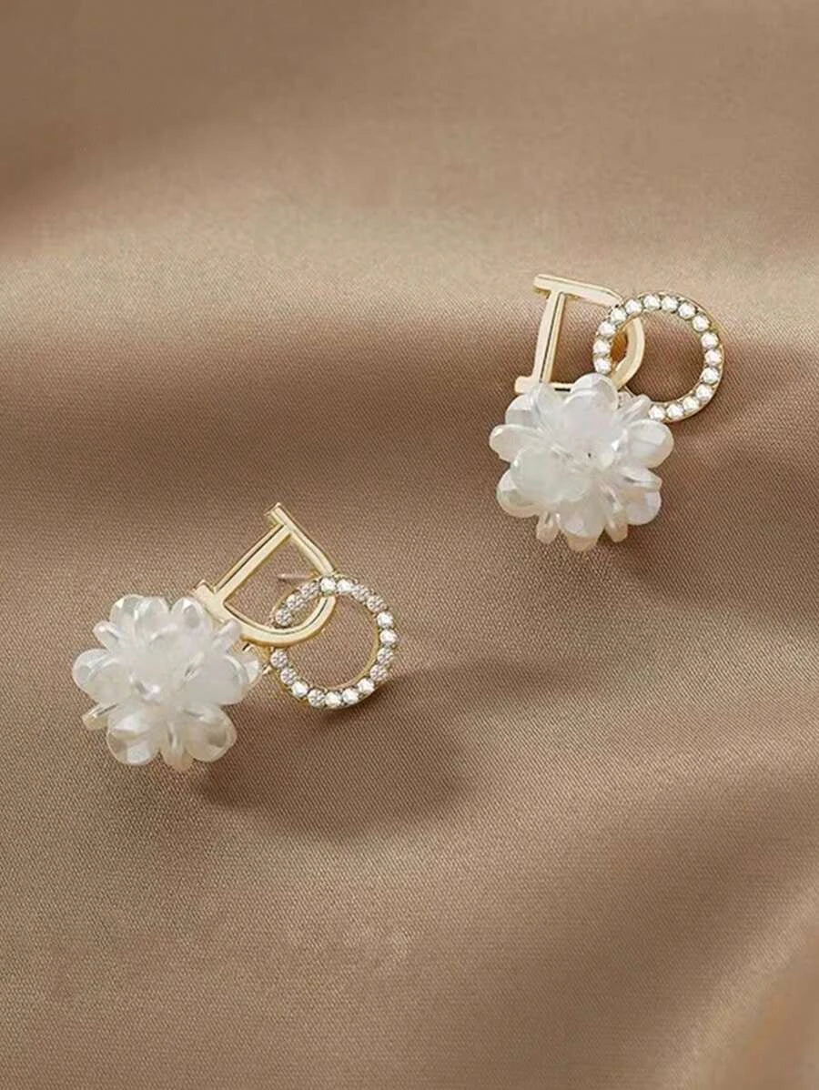 اقراط حجر الراين حرف و مزخرف بزهر – ميم